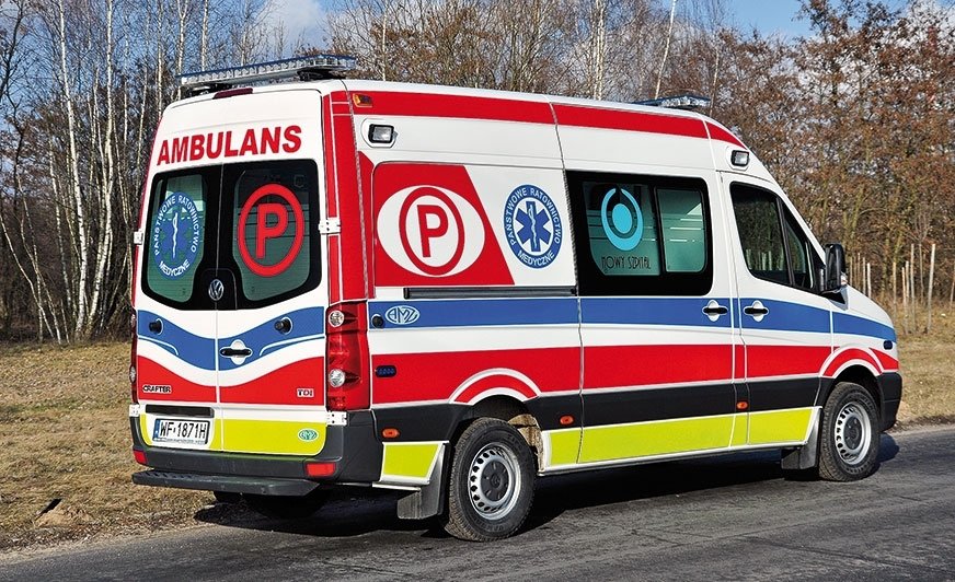 Pojazd kolumny transportu medycznego w procesie naprawy blacharsko-lakierniczej